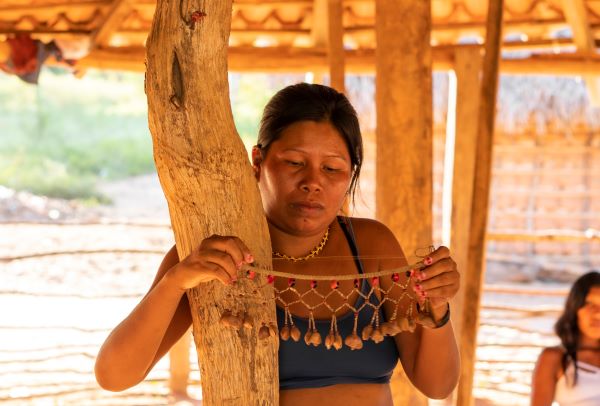 Aldeia indígena do Cerrado brasileiro mantém produção artesanal